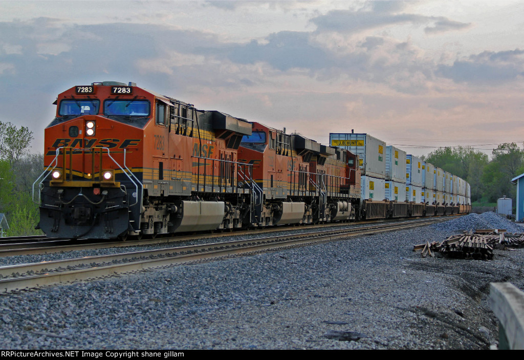 BNSF 7283 Makes it's way EB.